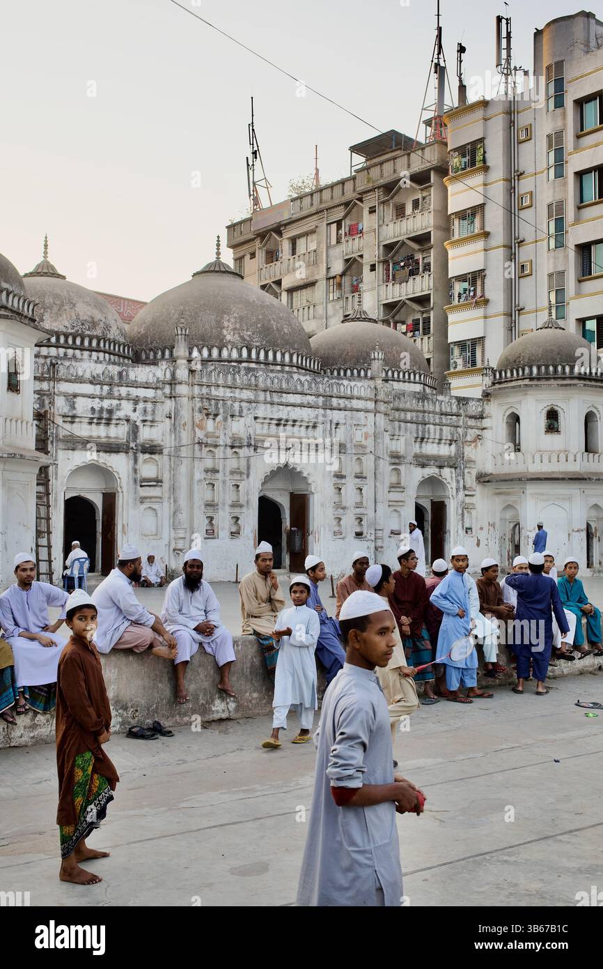 Worshippers and madrasa students gather in the courtyard of the 17th ...