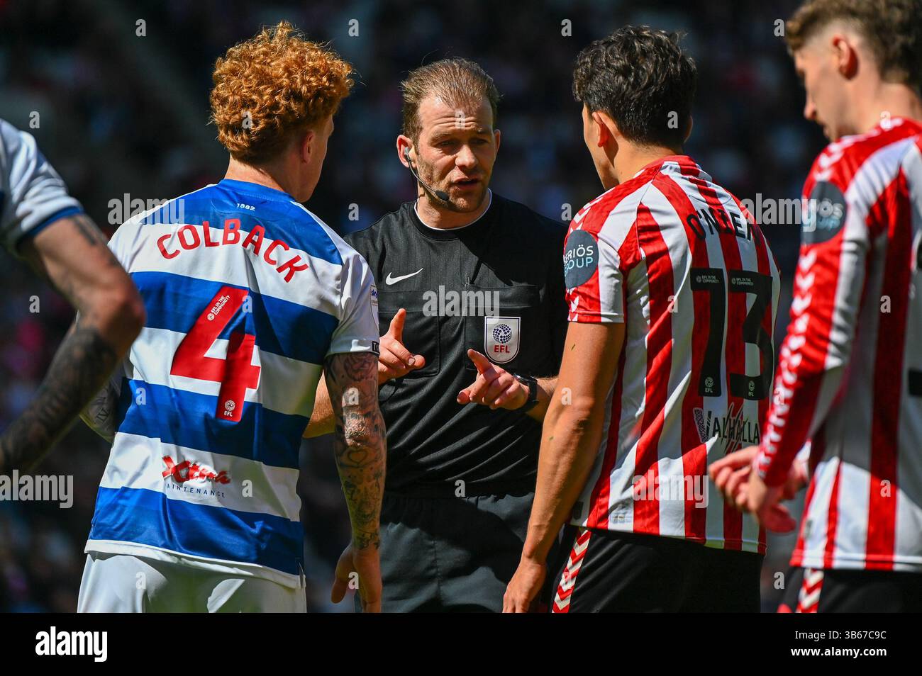 Referee Anthony Backhouse lectures QPR's Jack Colback and Sunderland's ...