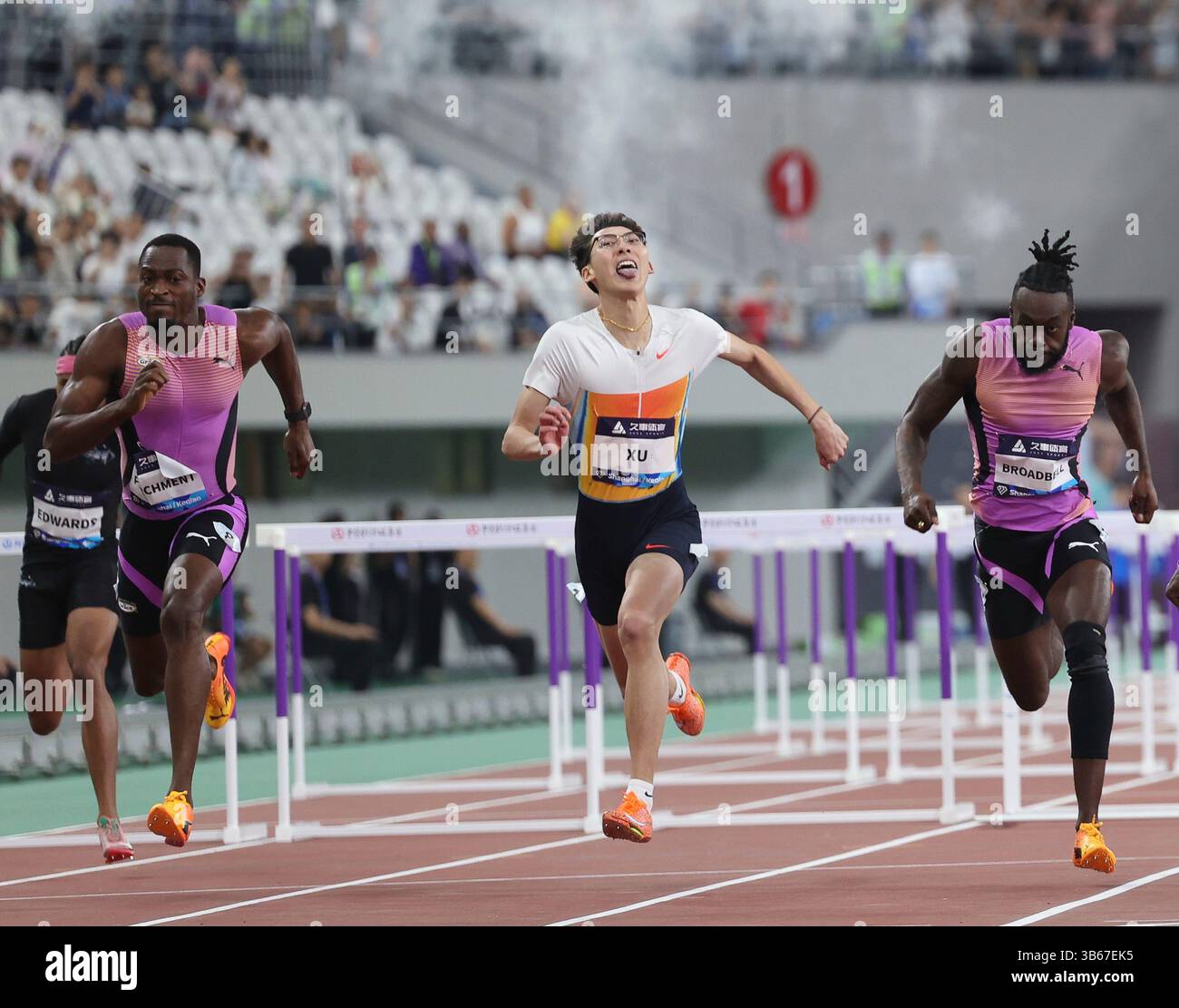 (250503) -- SHAOXING, May 3, 2025 (Xinhua) -- Rasheed Broadbell (R) of ...