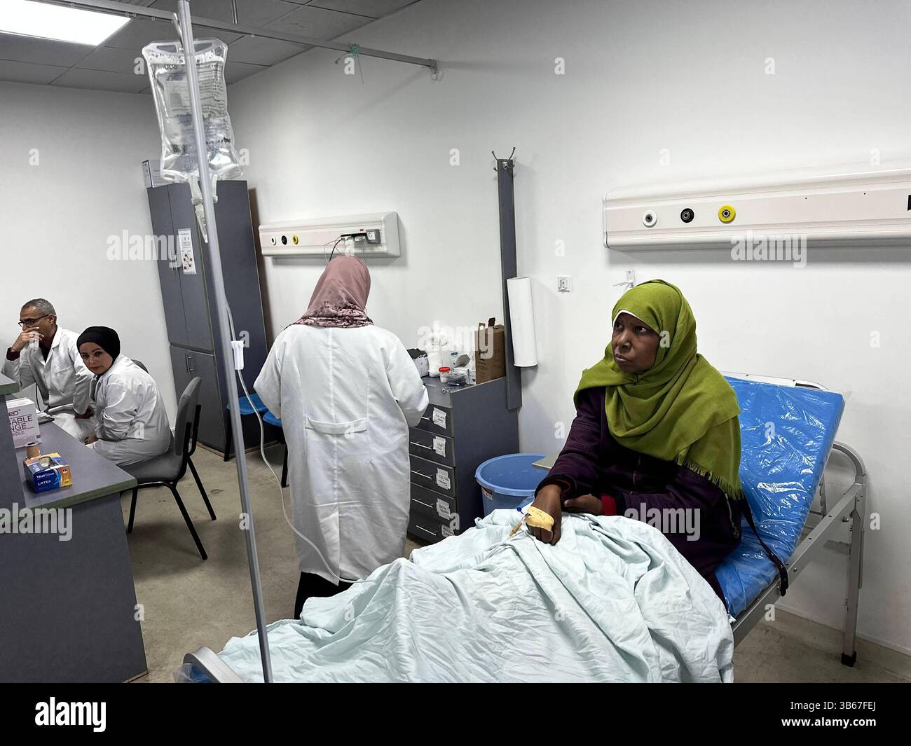 Cancer patients receive chemotherapy hi-res stock photography and ...