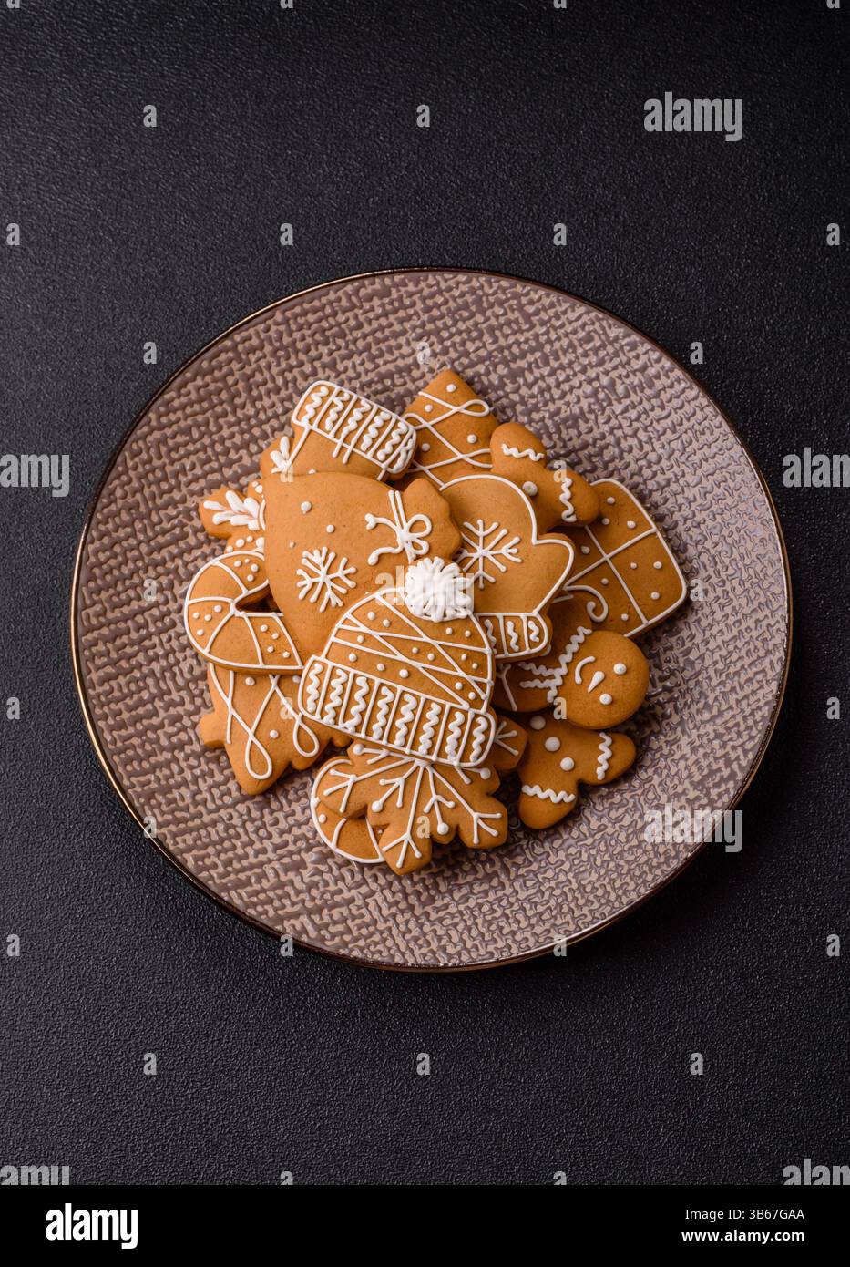 Christmas winter gingerbread, holiday biscuits on monochrome background ...