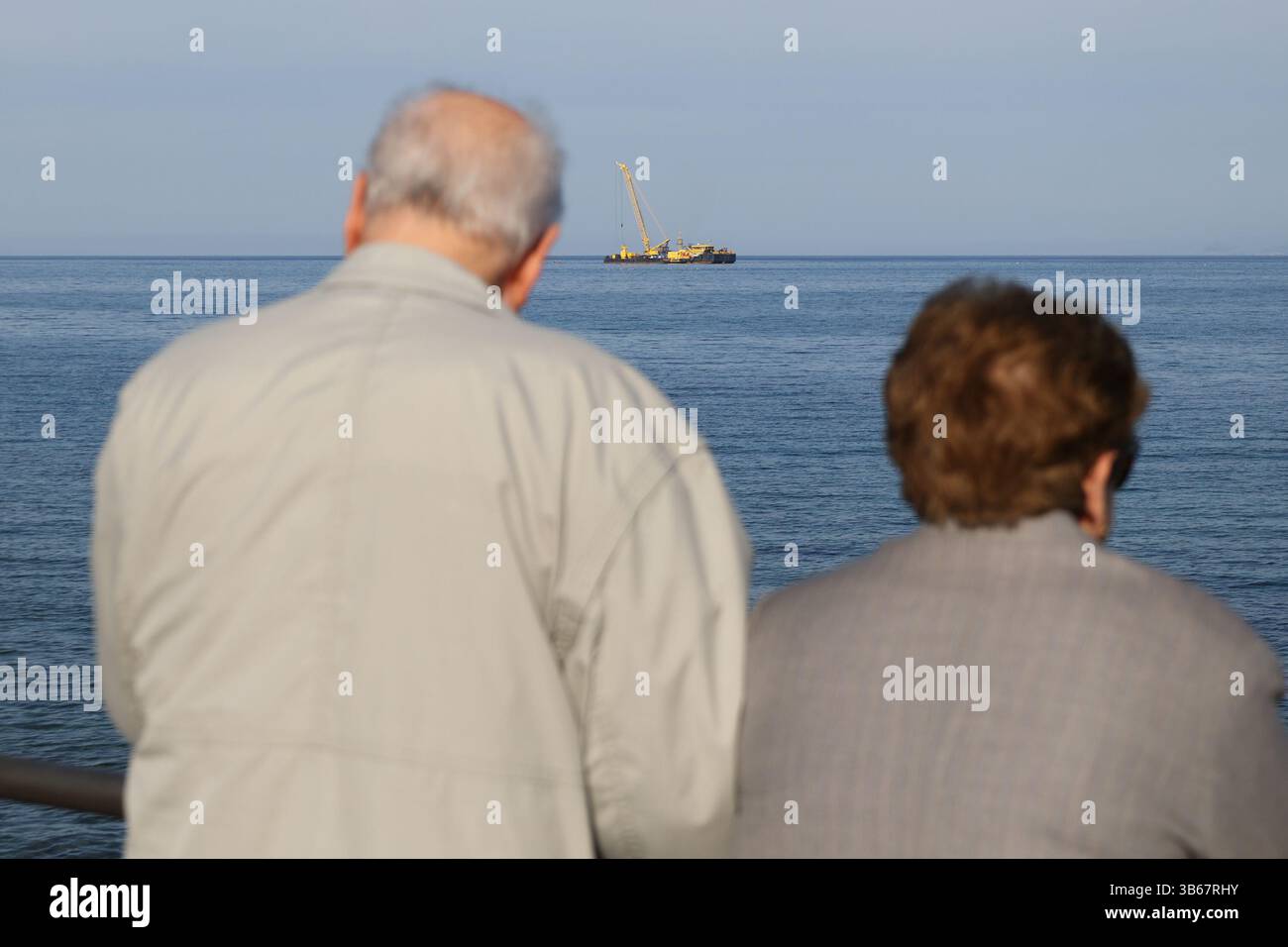 Recupero veliero Bayesan - curiosi nel lungomare di Porticello fanno ...