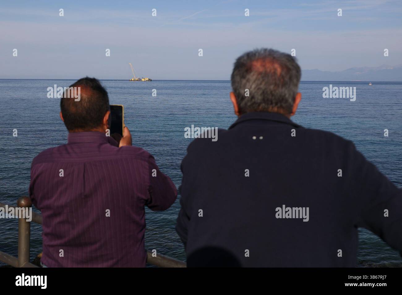 Recupero veliero Bayesan - curiosi nel lungomare di Porticello fanno ...