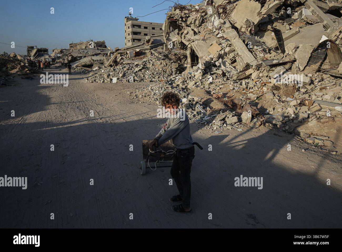 Displaced Palestinians taking refuge in makeshift tents and heavily ...