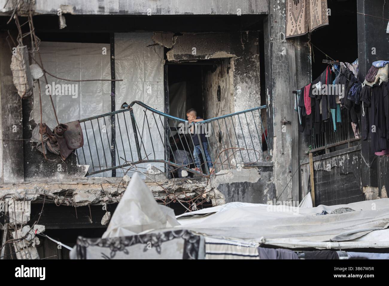 Displaced Palestinians taking refuge in makeshift tents and heavily ...