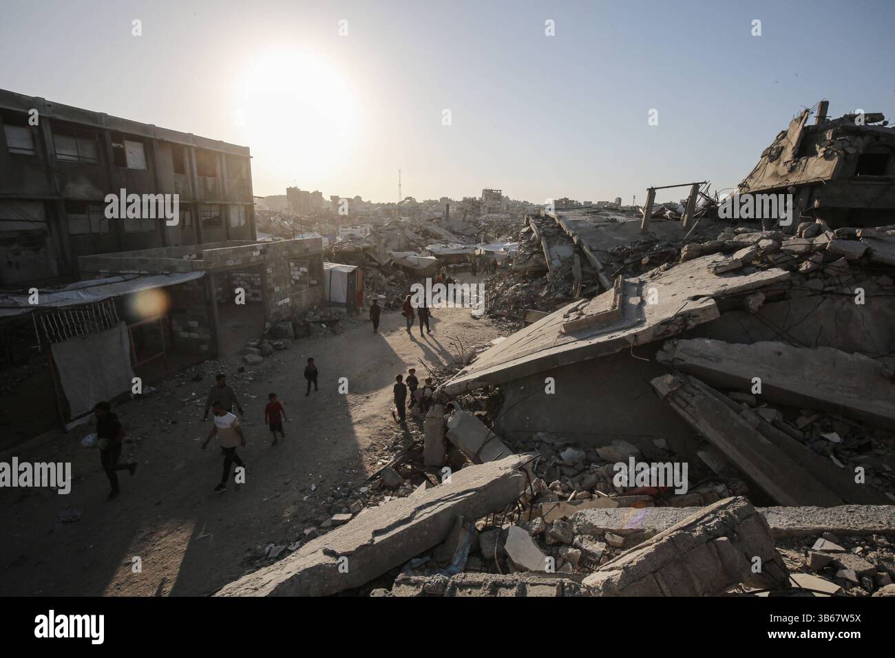 Displaced Palestinians taking refuge in makeshift tents and heavily ...