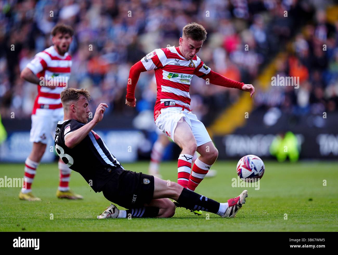 Doncaster Rovers Joseph Sbarra (right) and Notts County's Lewis Macari ...