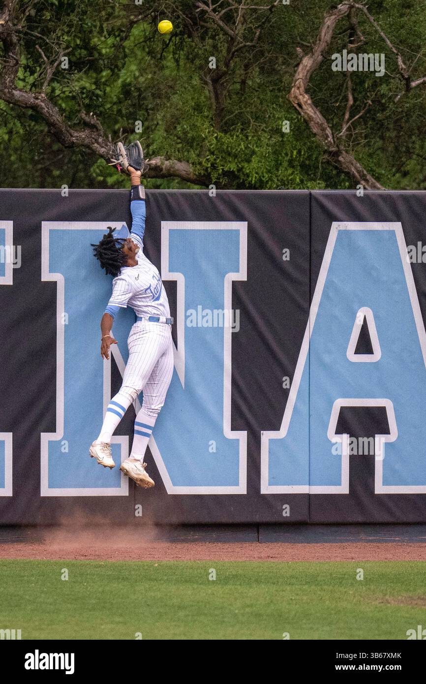 University of North Carolina Tar Heel Center Fielder Sanaa Thompson (19 ...