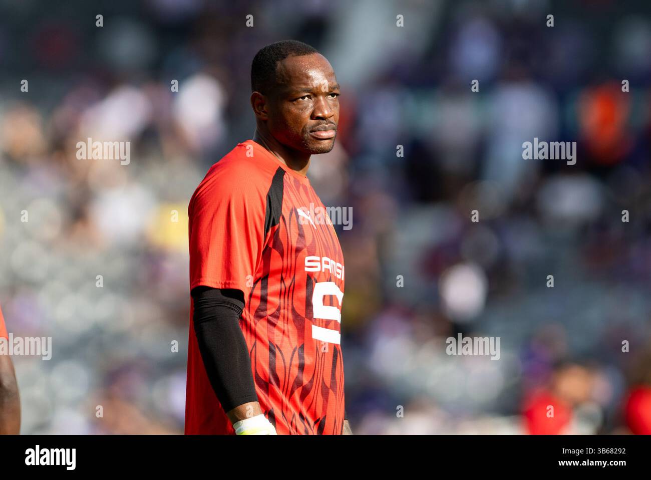 Steve Mandanda of Rennes warming up during the French championship ...