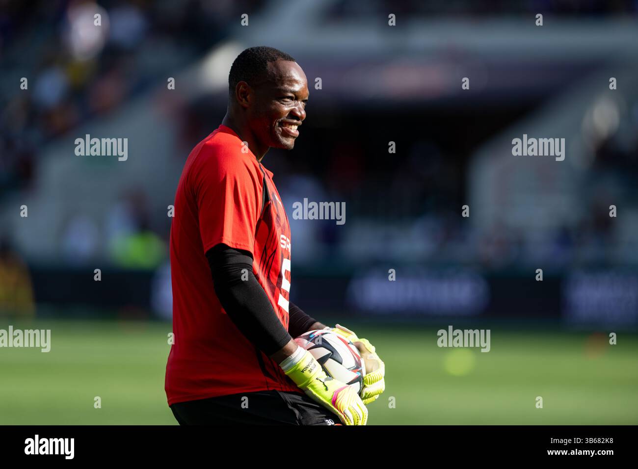 Steve Mandanda of Rennes warming up during the French championship ...