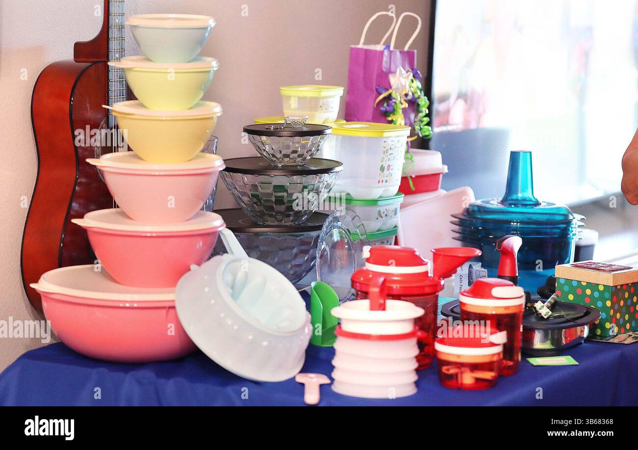 Tupperware party retro hi-res stock photography and images - Alamy