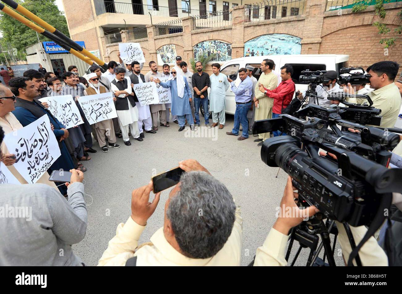 Members of Khyber Union of Journalists are holding protest ...