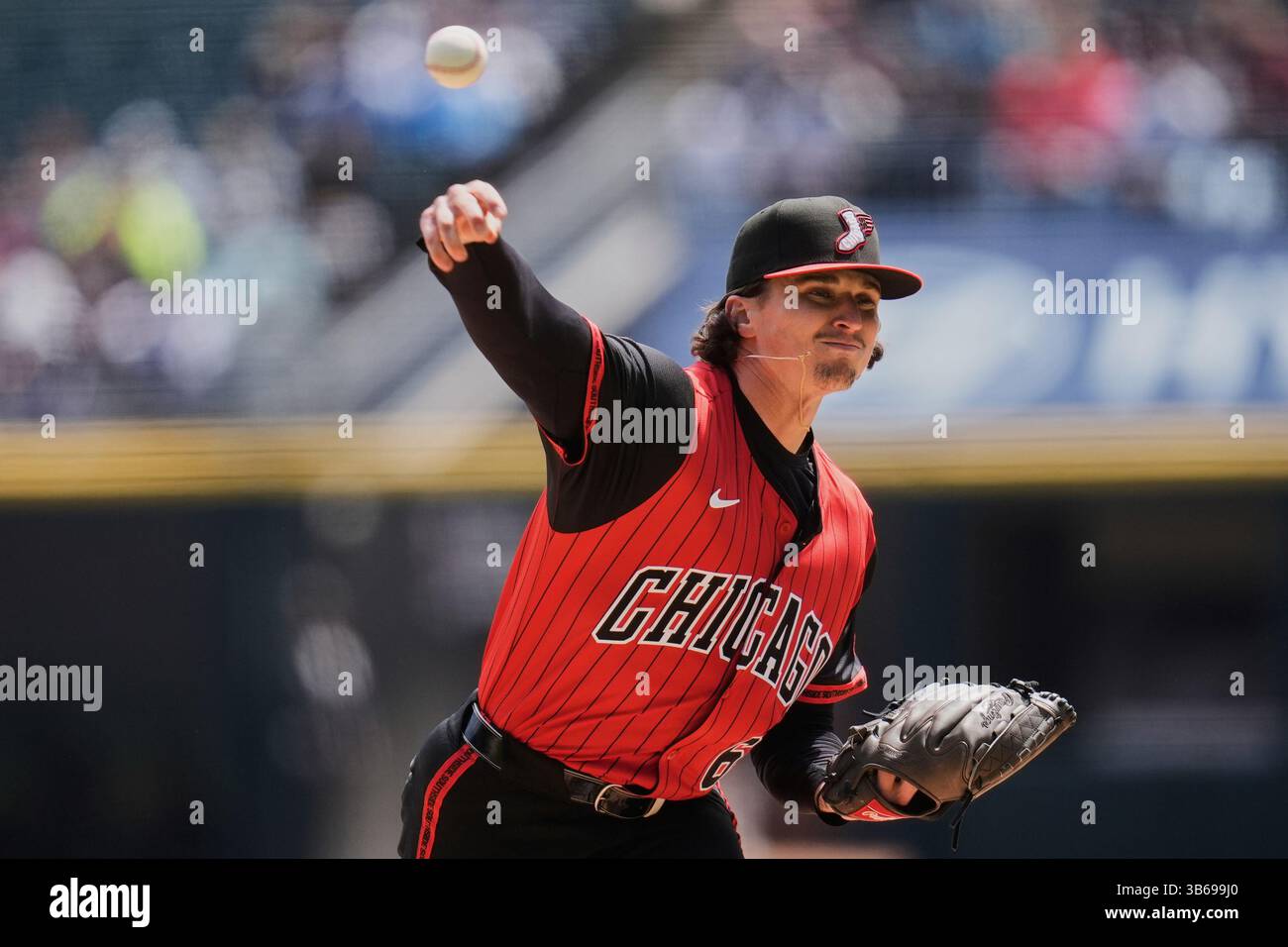 Chicago White Sox starting pitcher Davis Martin (65) throws against the ...