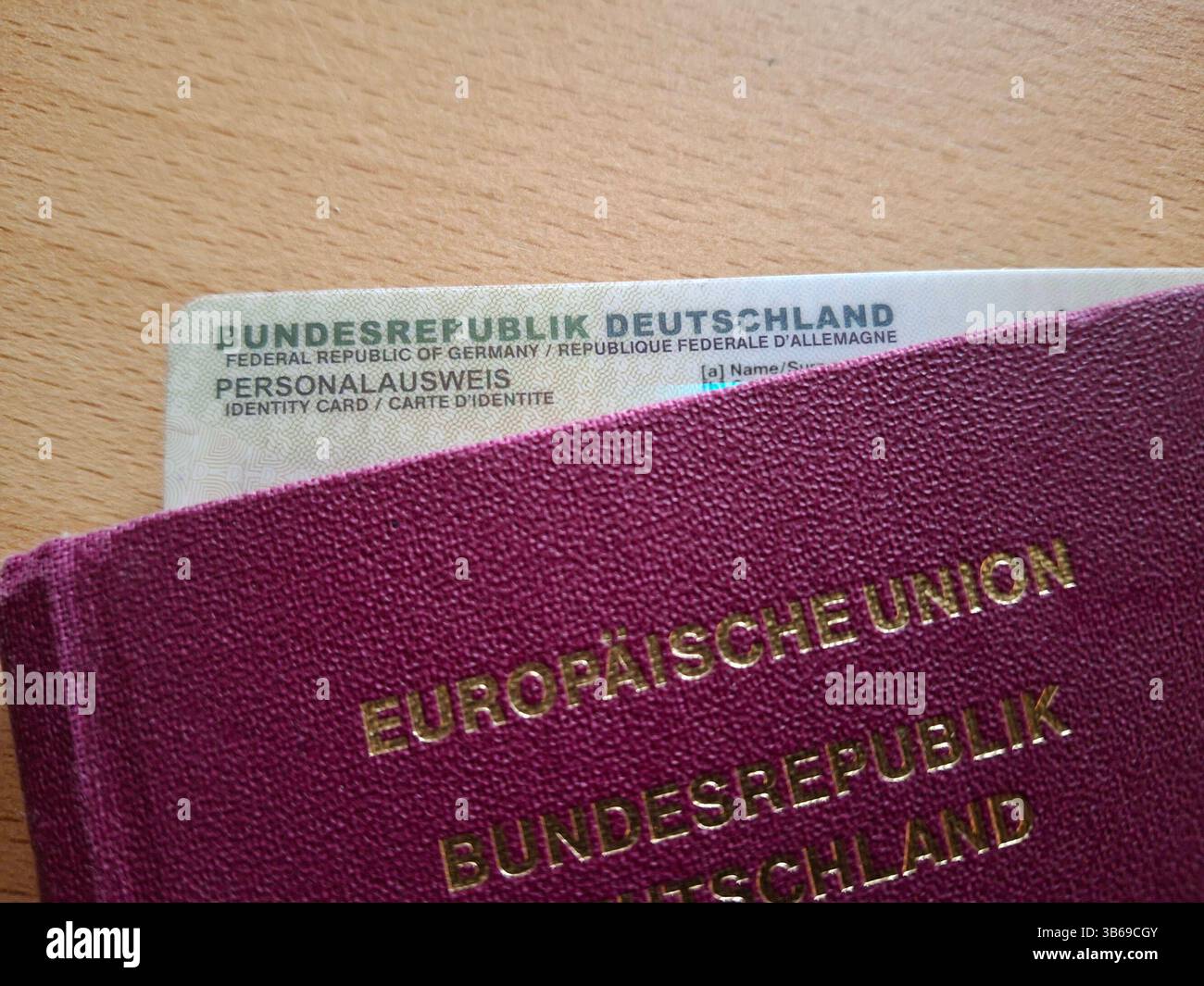 Stockbilder 04/2025 Deutscher Reisepass mit Personalausweis Hamburg ...