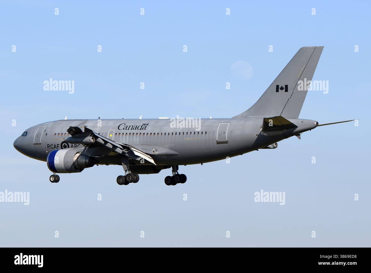 A CC-150T from the Royal Canadian Air Force returns from a refueling ...