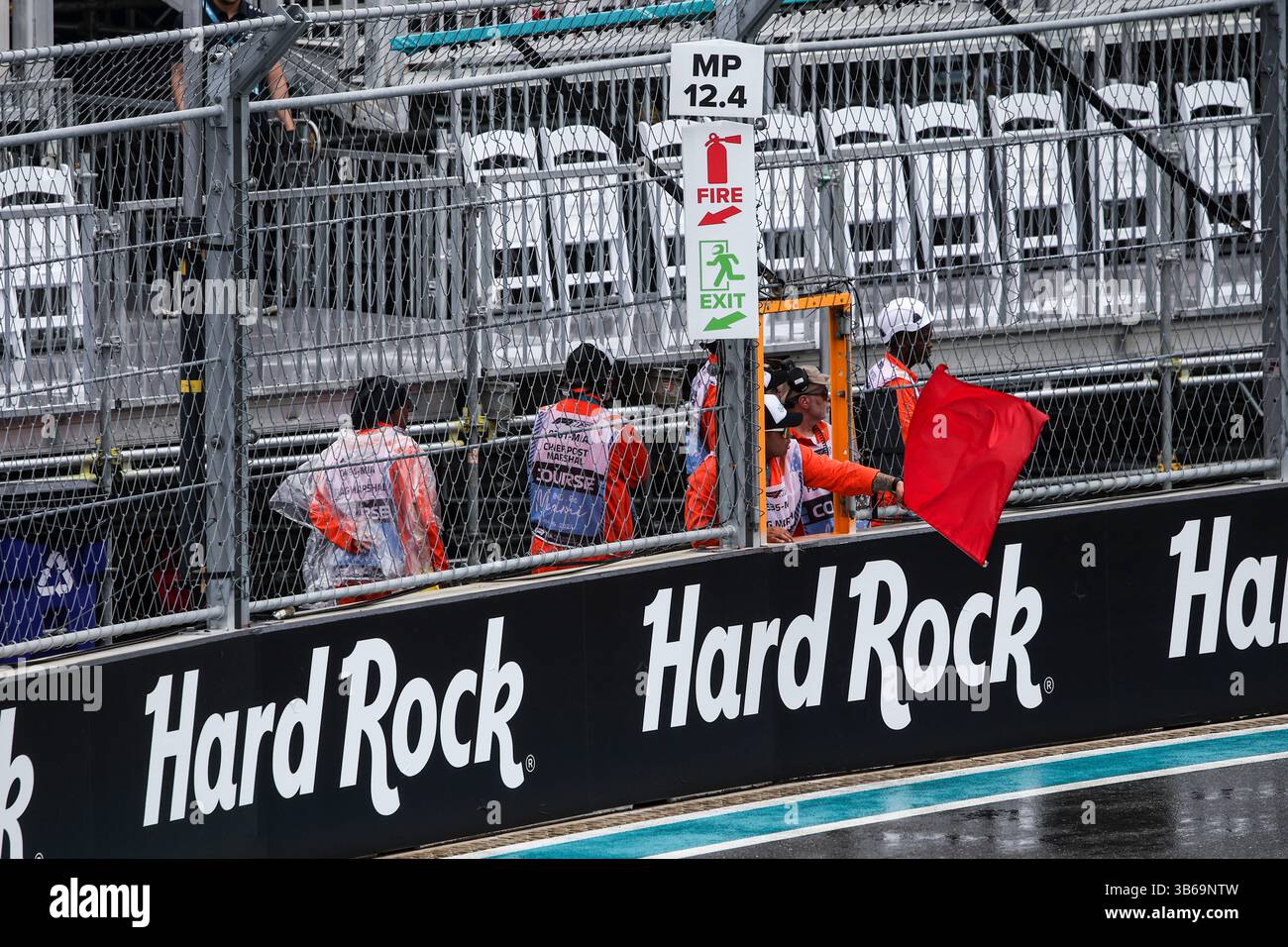 marshall, commissaire de piste, marshal, marshalls, marshals red flag ...