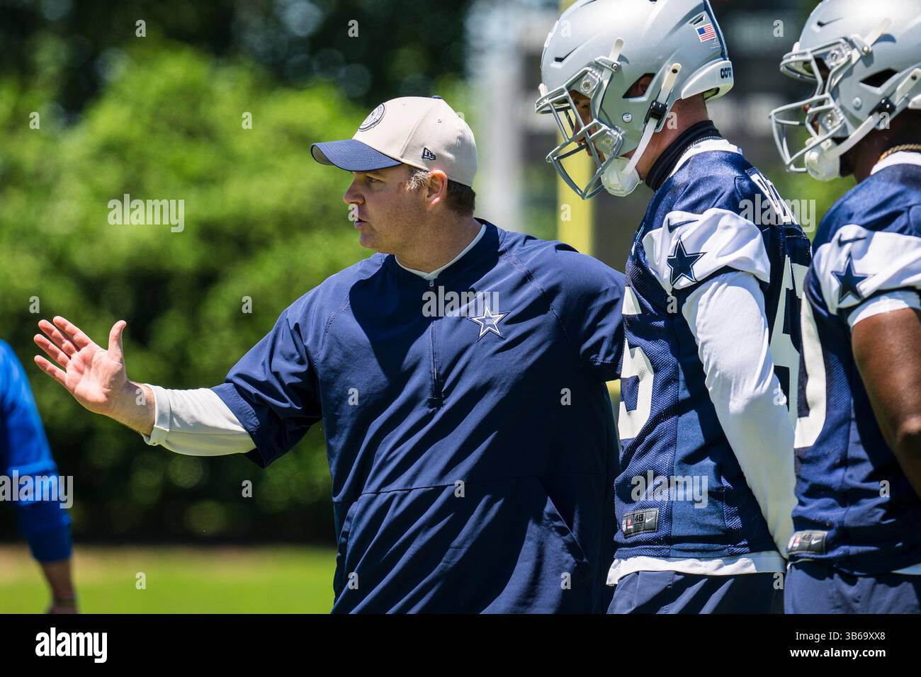 Dallas Cowboys linebackers coach Dave Borgonzi talks through a drill ...