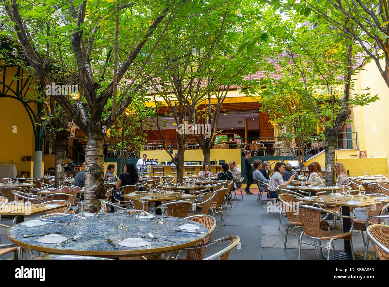 New York City, NY, USA, Crowd People, Sharing Meals, Outside, Garden ...