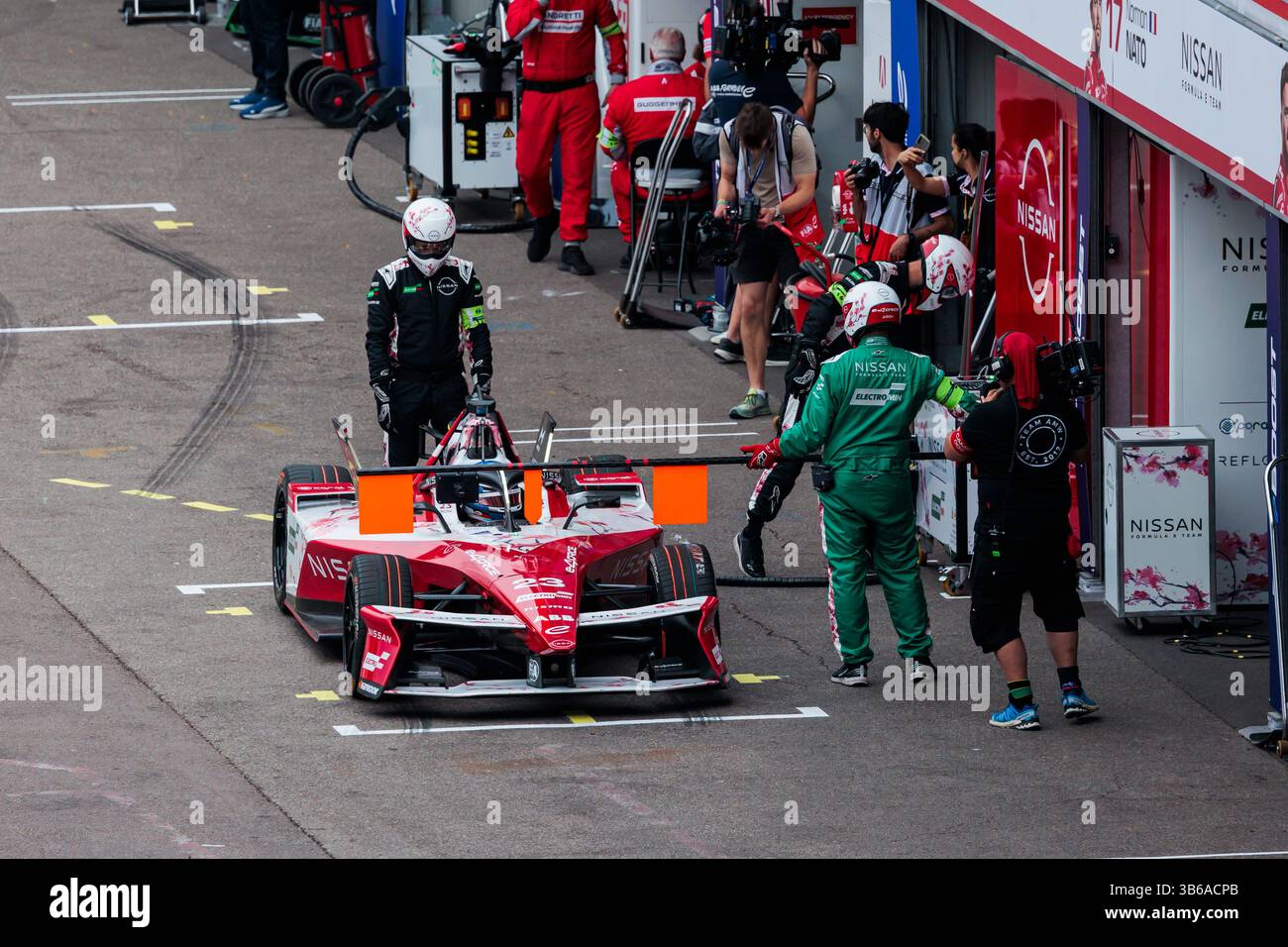 23 ROWLAND Oliver (gbr), Nissan Formula E Team, Nissan e-4ORCE 05, action pitlane, pit stop, pit ...