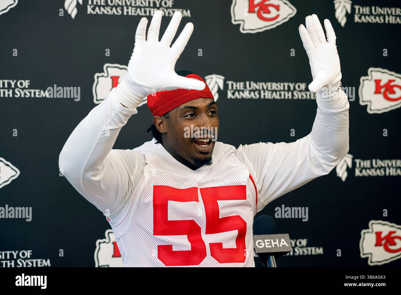Kansas City Chiefs defensive tackle Omarr Norman-Lott talks with the ...