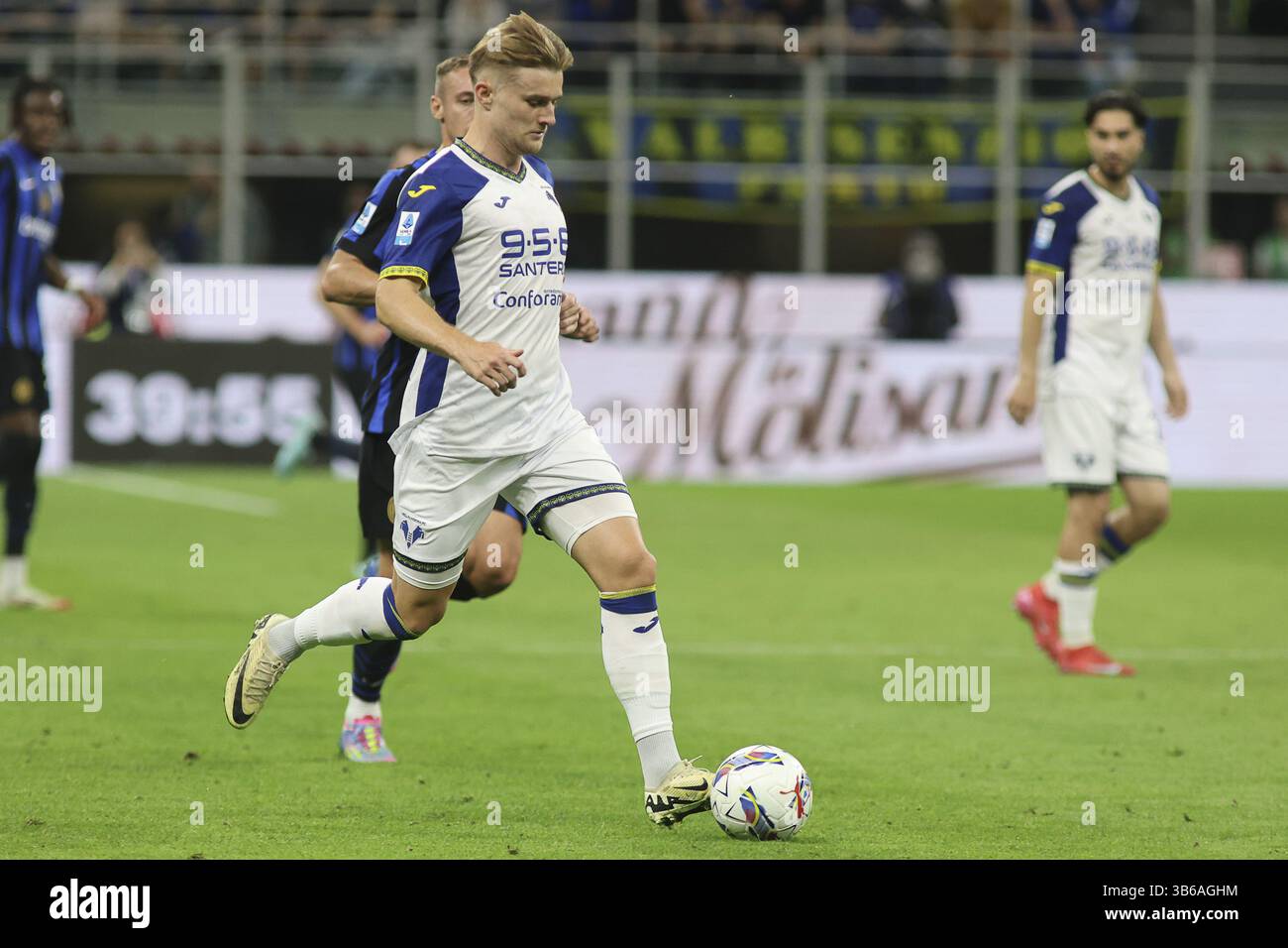 Martin Frese of Hellas Verona FC play the ball during Inter FC vs ...