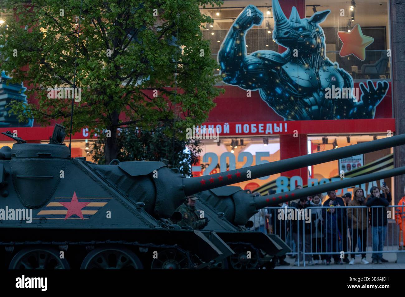 Russian army tanks roll hi-res stock photography and images - Alamy