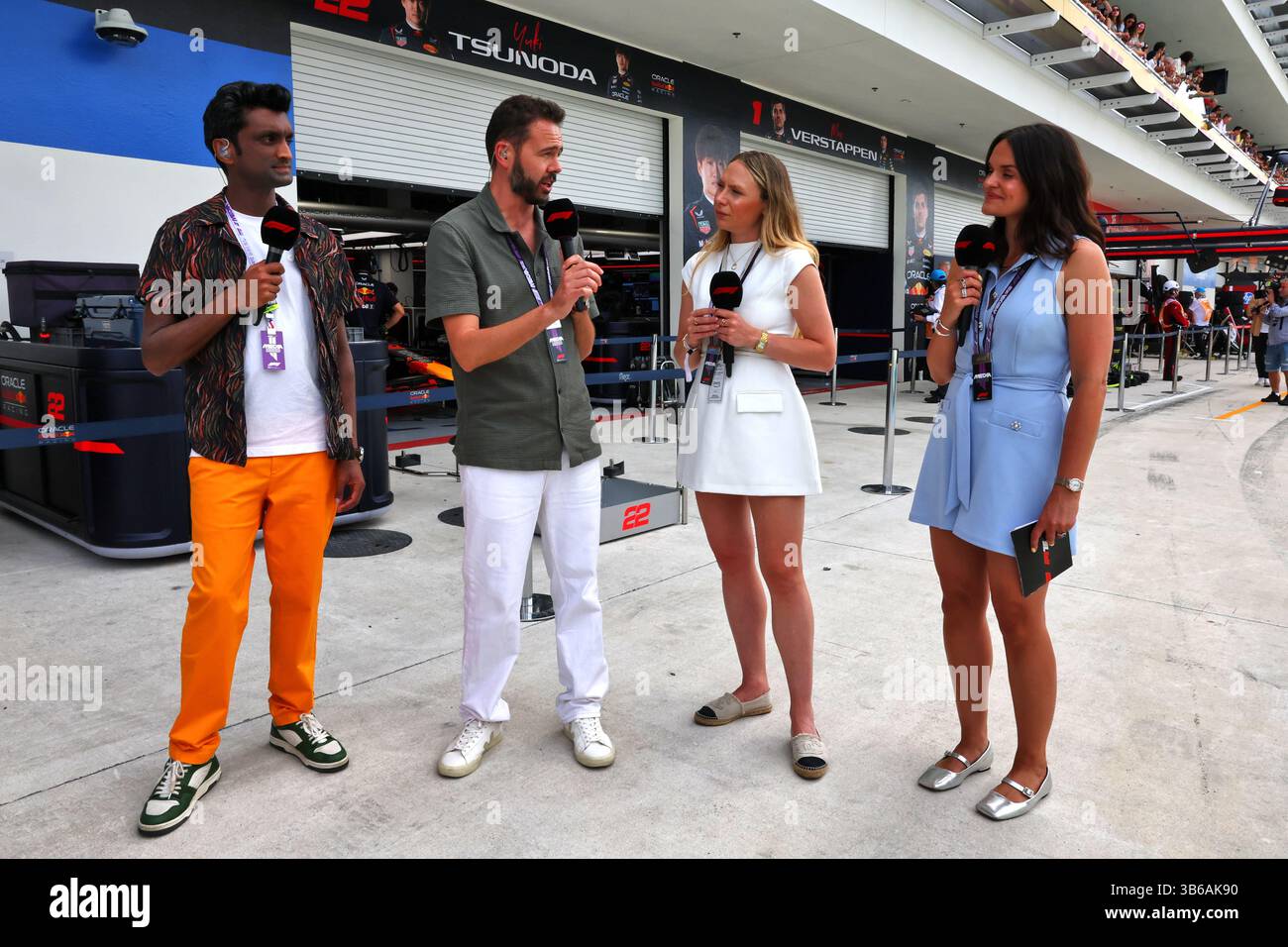 (L to R): Lawrence Barretto (GBR) Formula 1 Senior Writer Editor; Chris ...