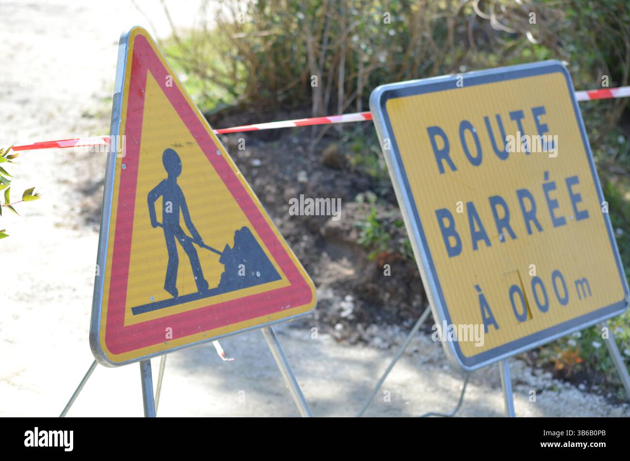Road closure safety signs hi-res stock photography and images - Alamy