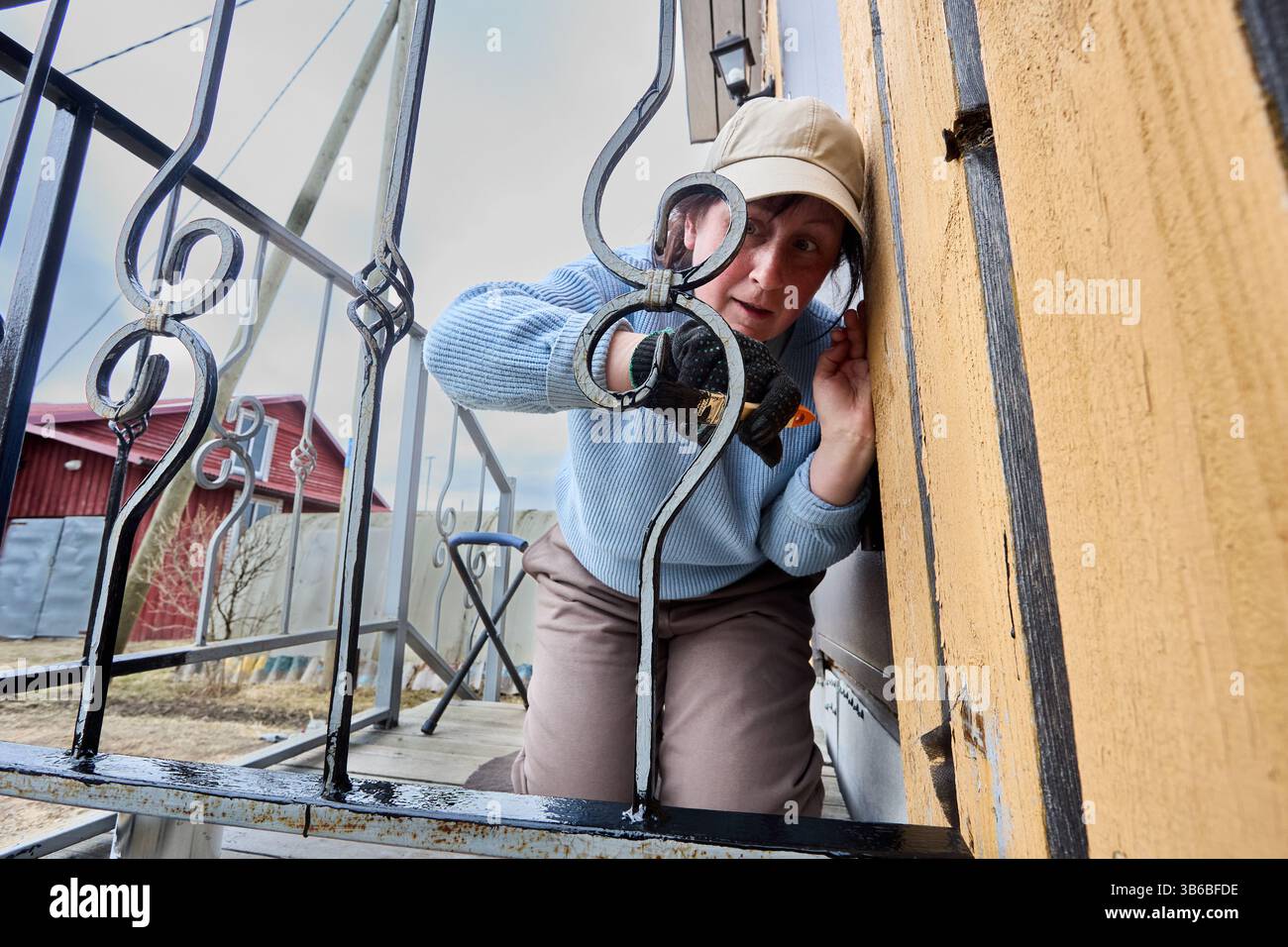 Focus precision woman paints hi-res stock photography and images - Alamy