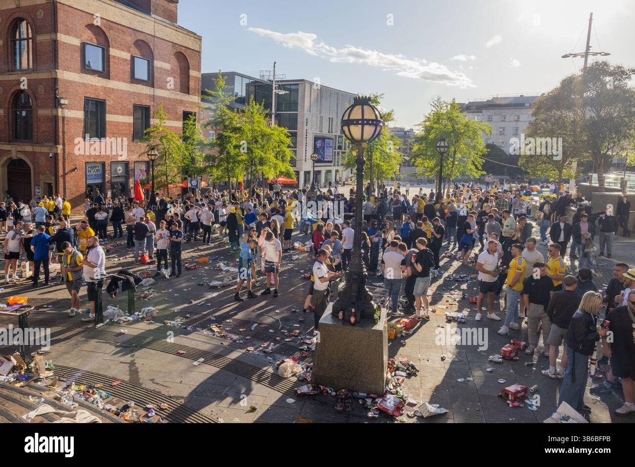 Leeds, UK. 03 MAY, 2025. People begin to disperse as Leeds United fans ...