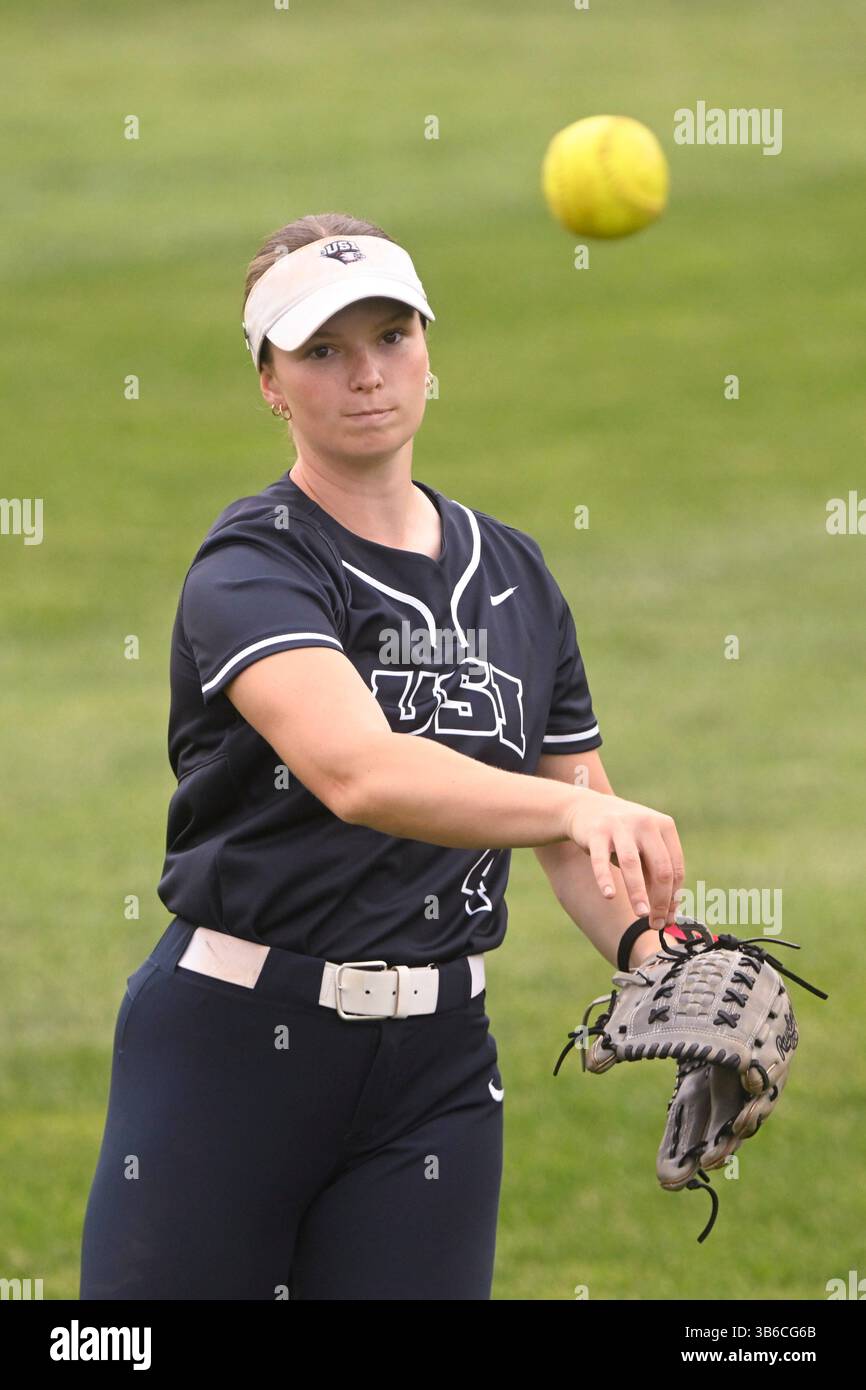 Southern Indiana's Kate Satkoski (4) plays Lindenwood during an NCAA ...