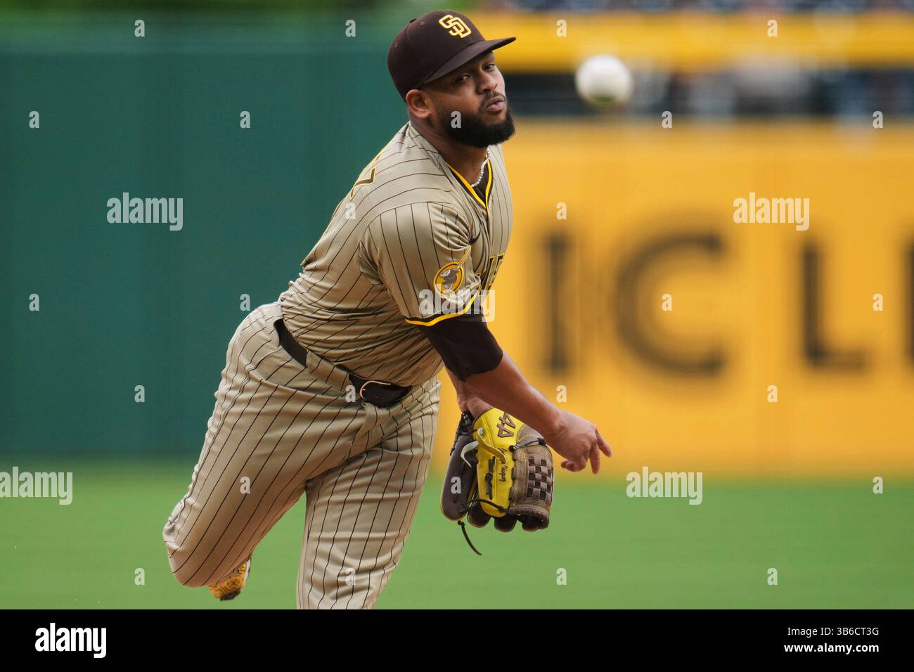 San Diego Padres pitcher Randy Vásquez delivers during the first inning ...