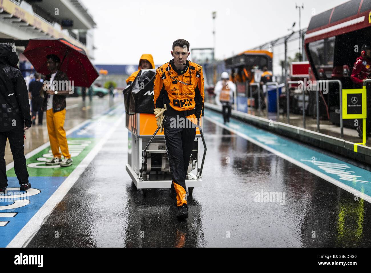 McLaren F1 Team mechanic, mecanicien, mechanics during the Formula 1 ...