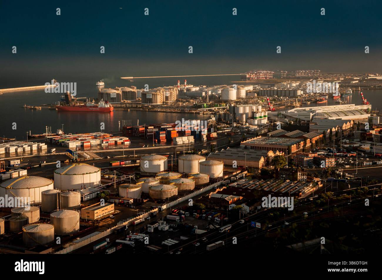 Enagas containers port barcelona hi-res stock photography and images ...