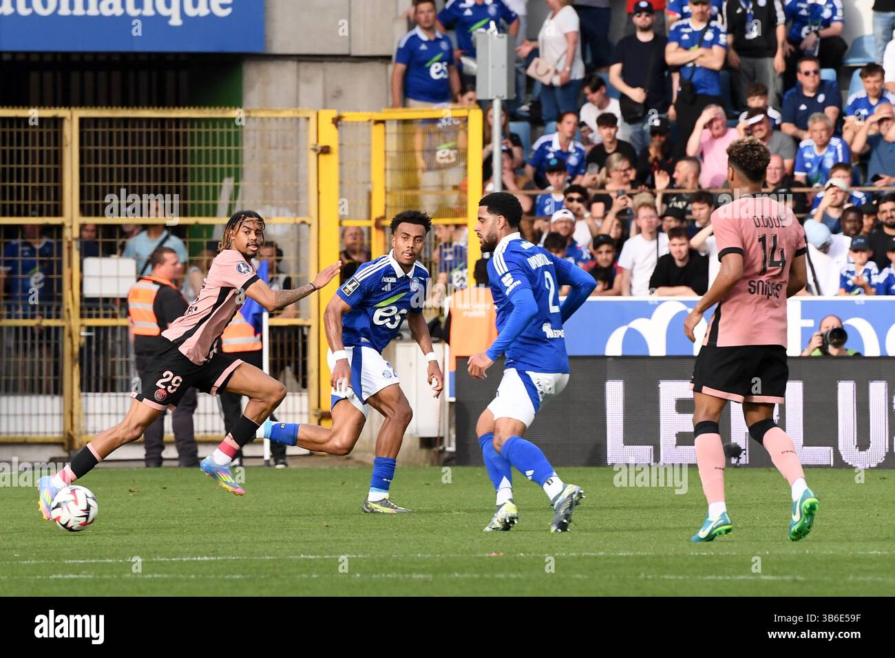 29 Bradley BARCOLA (psg) - 22 Guela DOUE (rcsa) during the Ligue 1 McDonald's match between ...