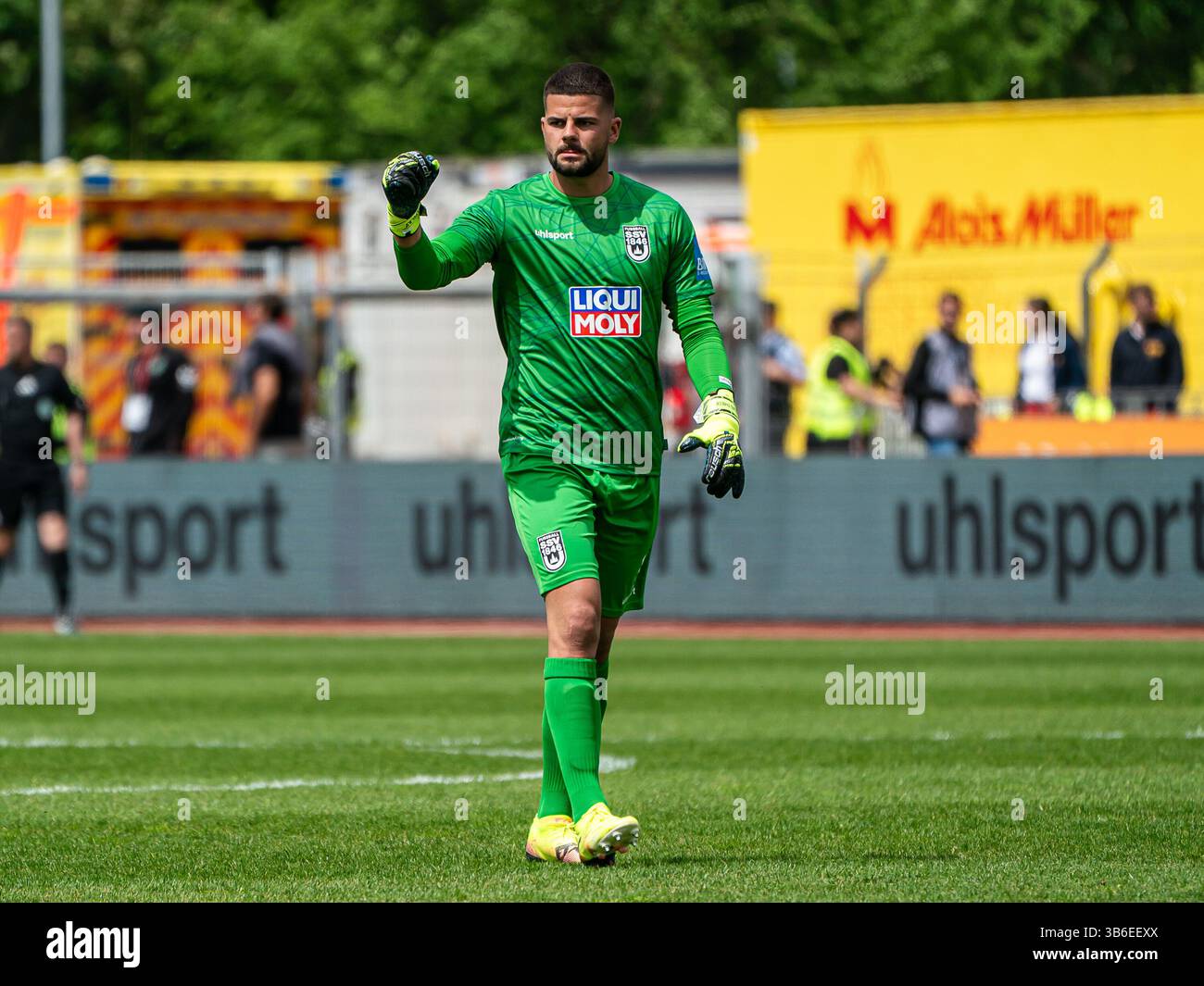 Niclas Thiede (SSV Ulm 1846, #01) jubelt nach dem Ausgleich den Fans zu ...