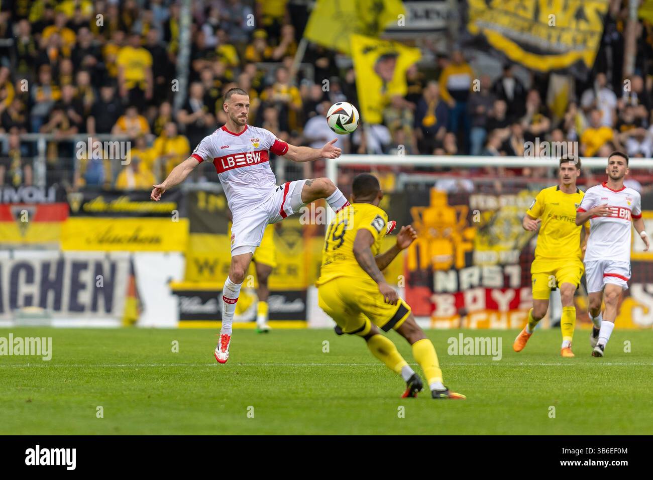 Ballannahme in der Luft von Dominik Nothnagel (VfB Stuttgart II, #29) vor Florian Heister (TSV ...