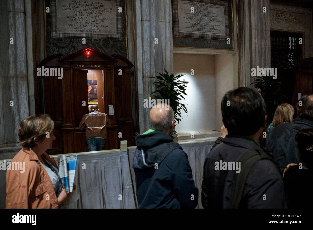 Rome, Italy. 27th Apr, 2025. People in a queue visit the grave of Pope ...