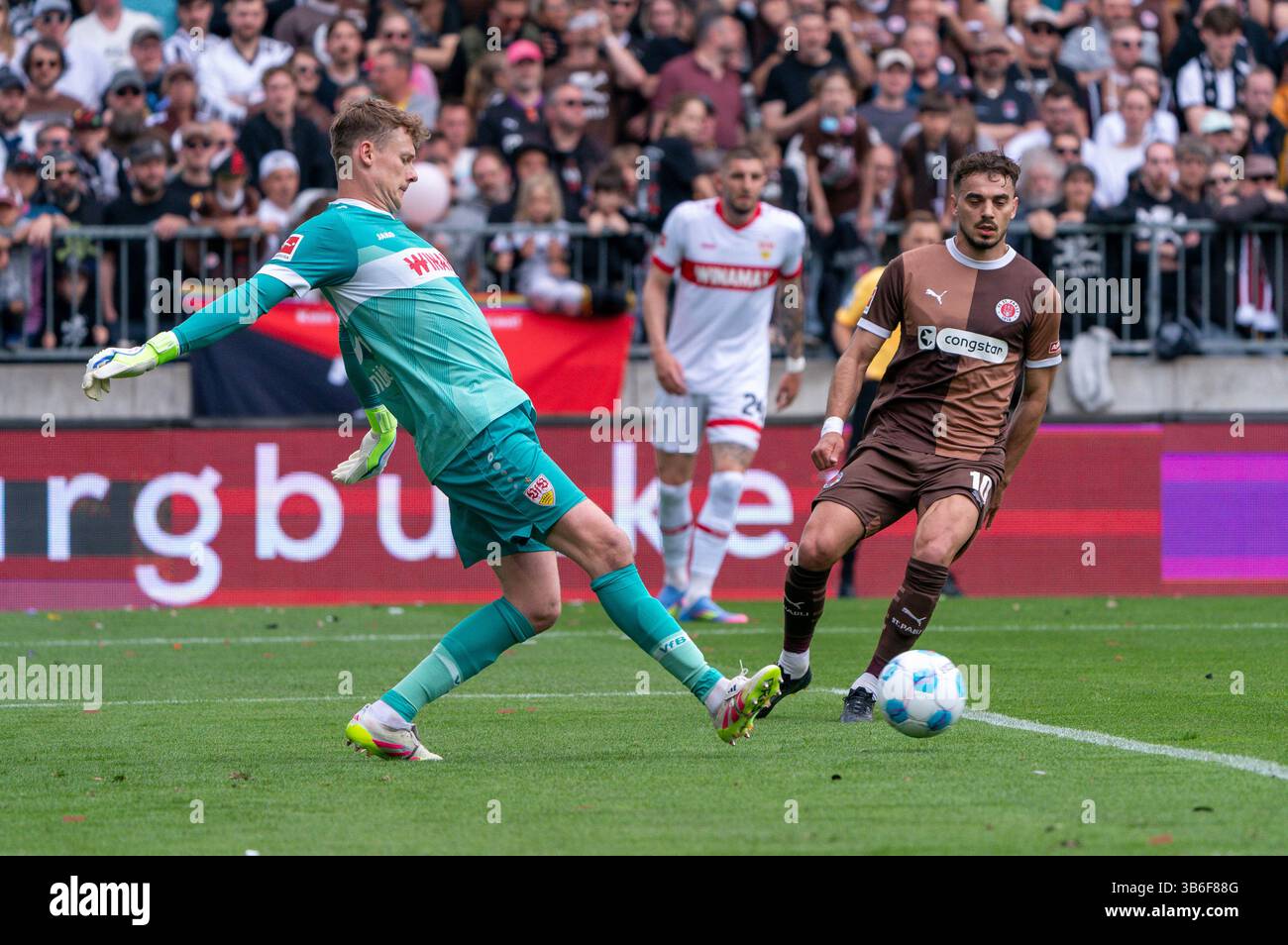 Hamburg, Deutschland. 03rd May, 2025. Torwart Alexander Nuebel (VfB ...