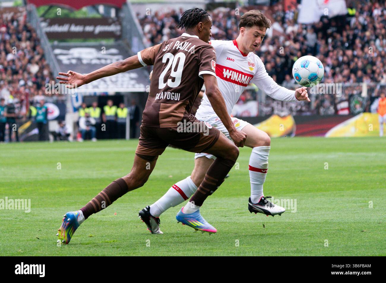 Hamburg, Deutschland. 03rd May, 2025. Angelo Stiller (VfB Stuttgart, #06) im Zweikampf, Kampf um ...