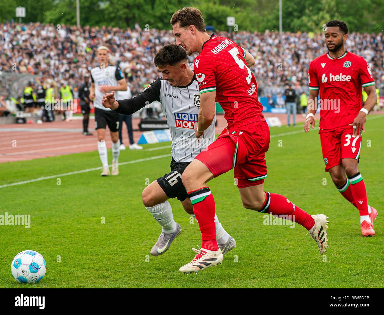 Aaron Keller (SSV Ulm 1846, #16) im Zweikampf mit Phil Neumann ...