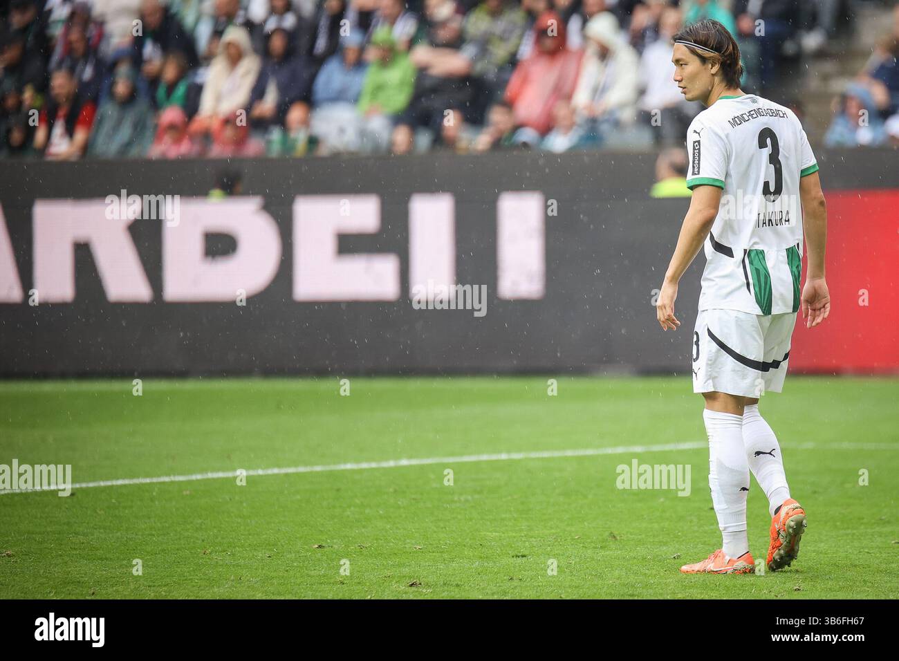 Ko Itakura (Borussia M?nchengladbach #3) beobachtet das Spiel -- 1. Fussball Bundesliga ...