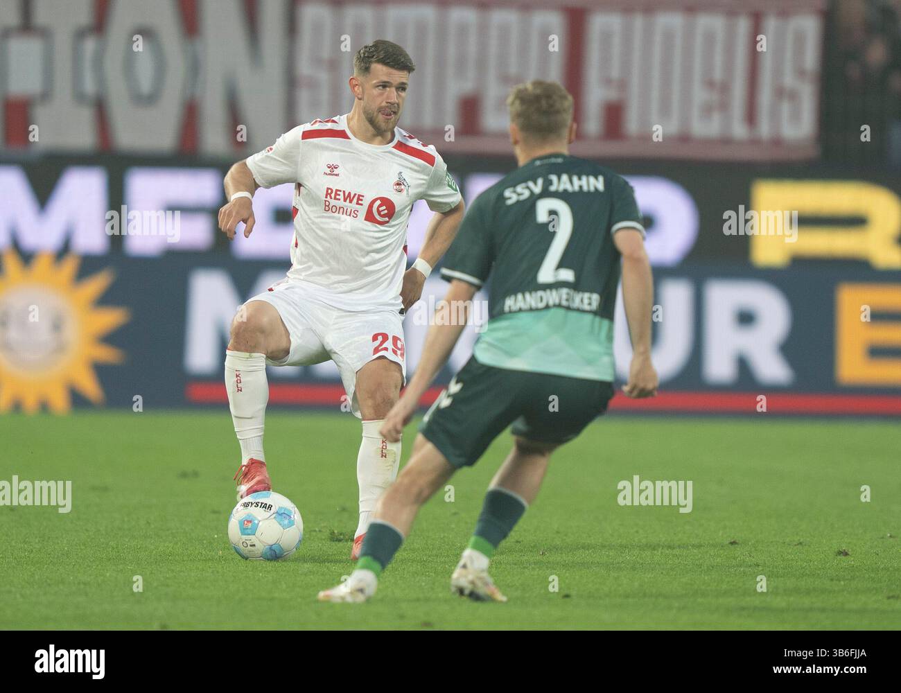 Zweikampf zwischen: Jan Thielmann (1. FC Koeln, #29) und Tim Handwerker ...