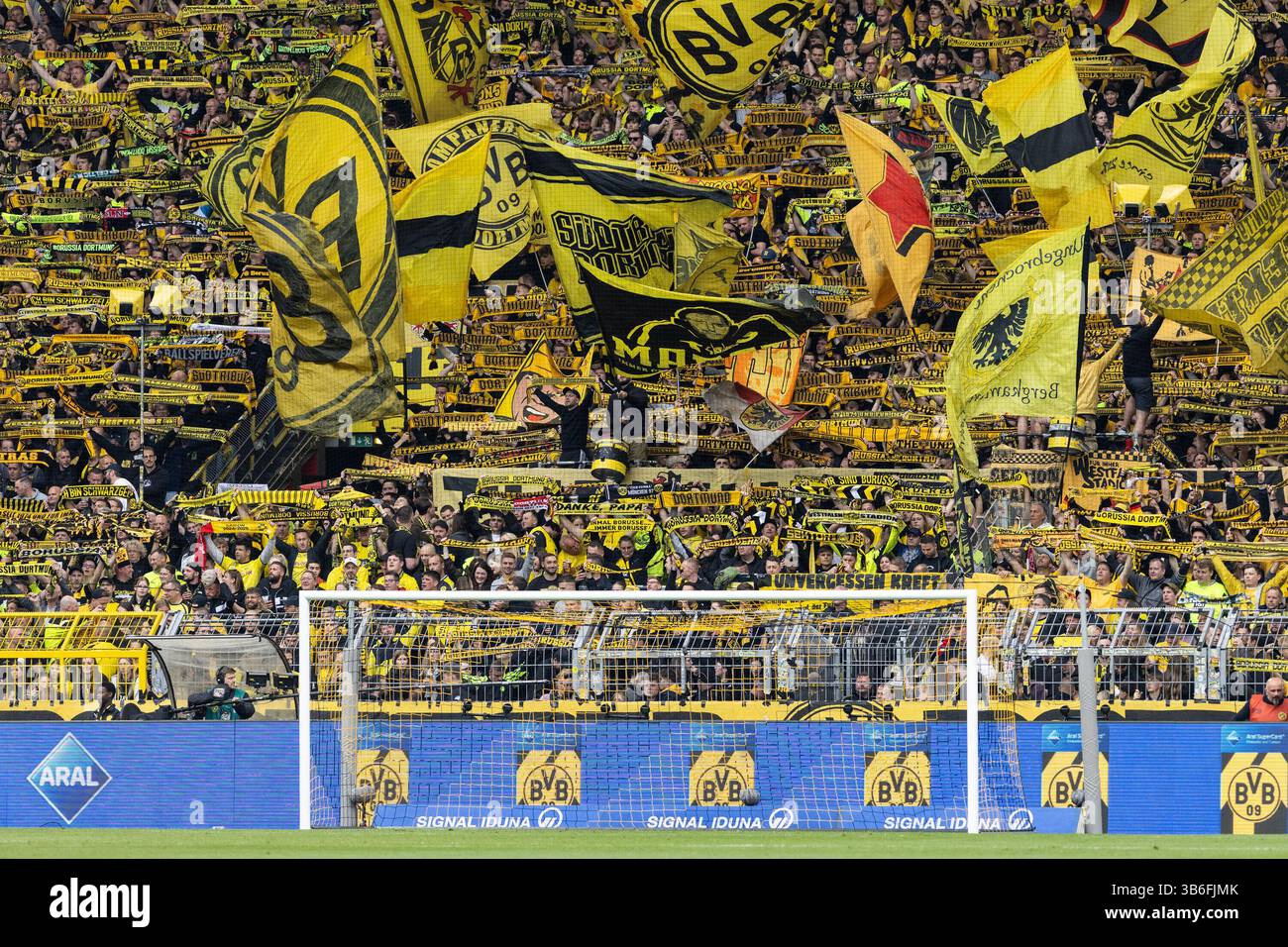 Dortmund, Deutschland. 03rd May, 2025. Fans von Borussia Dortmund ...