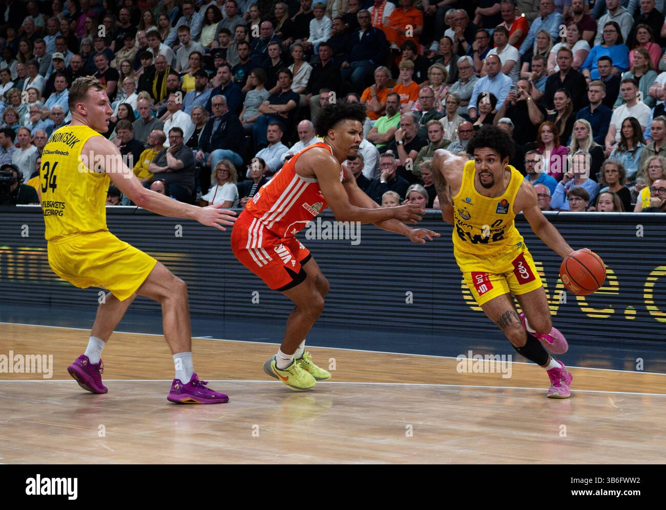 03.05.2025, EWE Arena, Oldenburg, GER, easy Credit-BBL, EWE Baskets ...