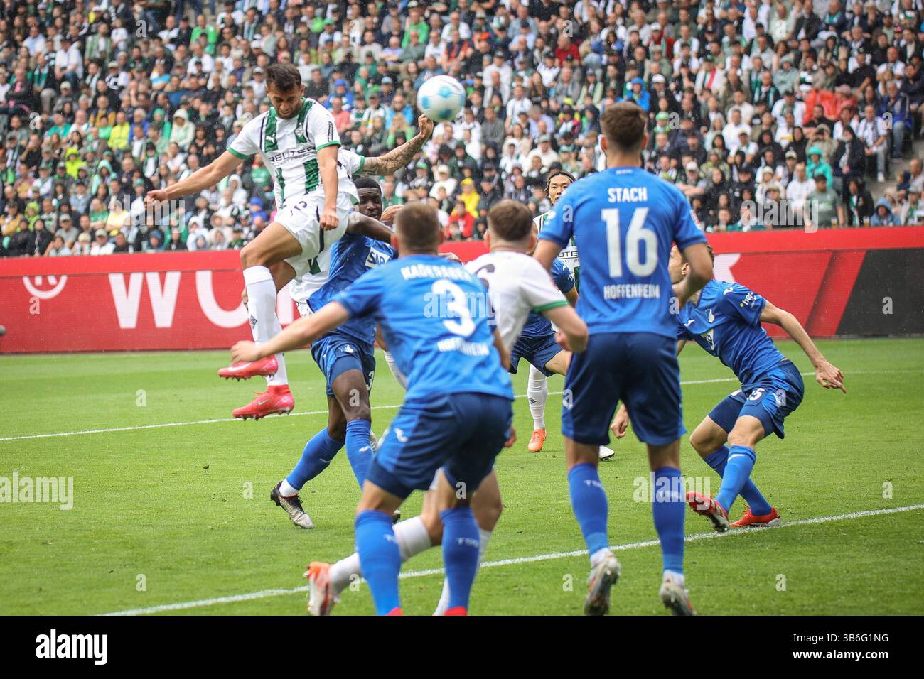 Fabio Chiarodia (Borussia M?nchengladbach #2) k?pft das 1:0 -- 1. Fussball Bundesliga, Borussia ...