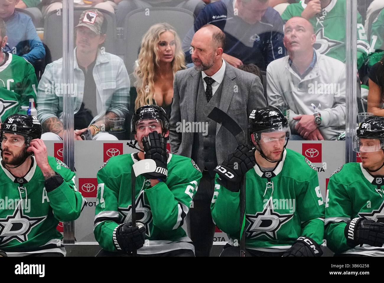 Dallas Stars head coach Pete DeBoer and the bench watch play against ...