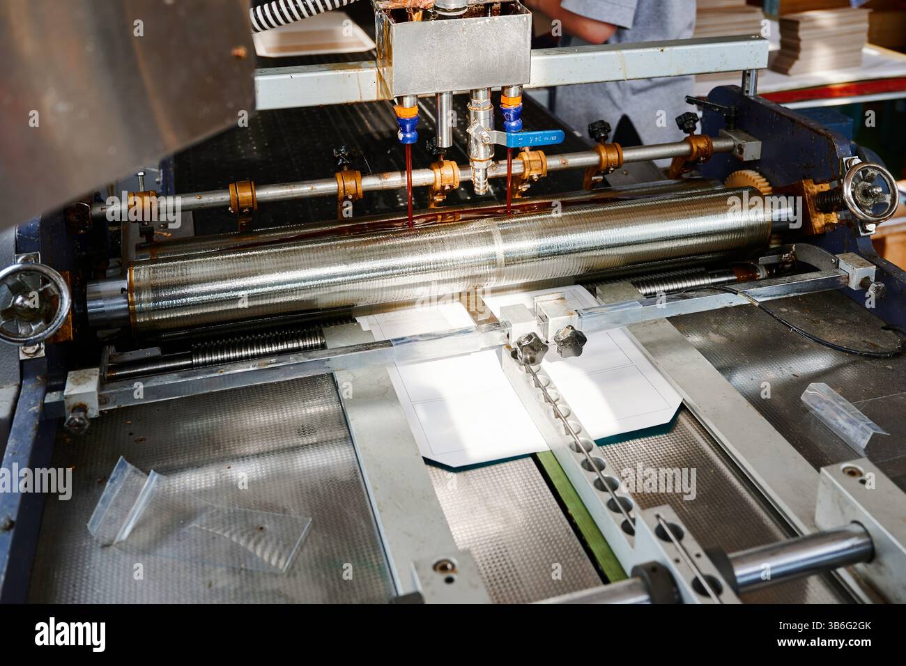 Innovative paper sheet feeding mechanism enhances efficiency in glue ...