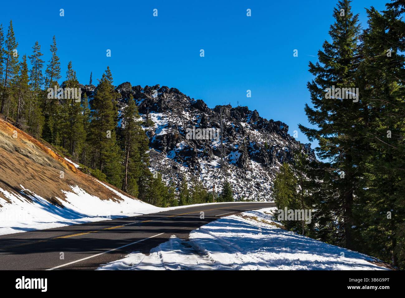 Peaceful snowy afternoon along lava flows in Deschutes National Forest ...