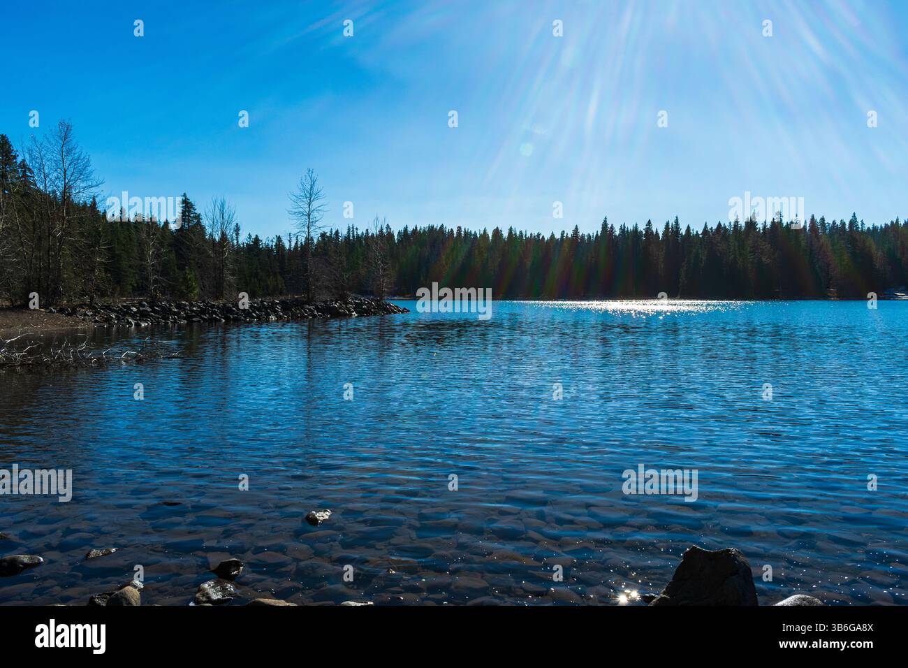 Sunny fall day at the Wickiup Reservoir in Deschutes National Forest ...